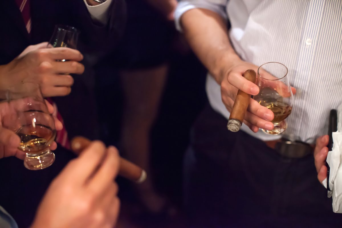 Pipe and Cigar Clubs: Uniting Aficionados in Exclusive Smoking Social ...